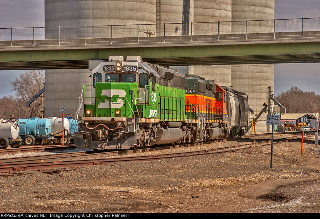 BNSF 1835 and BNSF 1664